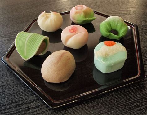 色とりどりの縁起の良い上生菓子が出そろいました 干支のウリ坊上用万頭やお題菓子初光等々