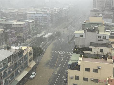 中度颱風《山陀兒》風強雨狂 高雄樹倒壓毀自小客車 觀傳媒