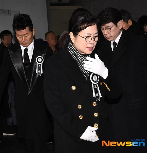 울먹이는 대한가수협회장인 이자연 고 故 송대관 발인 [포토엔hd]