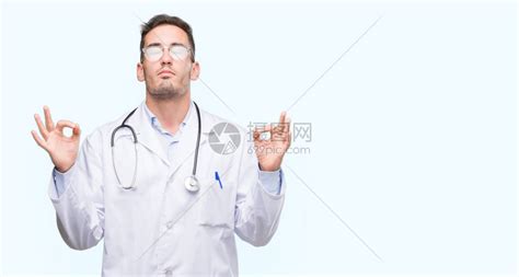 英俊的年轻医生男放轻松高清图片下载 正版图片502712087 摄图网