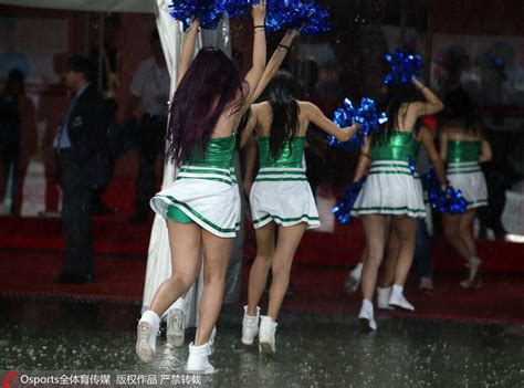 恒大赛前突降大雨 足球宝贝湿身热舞手机凤凰网