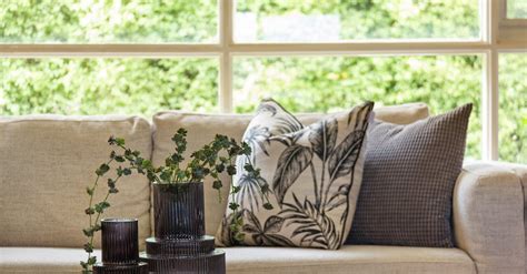 가구 가벼운 소파 가정의 거실 꽃병 녹지 라운지 라운지 룸 럭셔리 밝은 밝은 방 소파 소프트 가구 스타일리시한 식물 식물의 실내 실내 화초