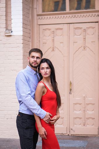 멋진 건축 솔루션의 배경에 남자와 여자의 아름다운 부부 여자와 남자와 로맨틱 한 테마 봄 여름 사진 관계 사랑 발렌타인 데이 2명에 대한 스톡 사진 및 기타 이미지 Istock