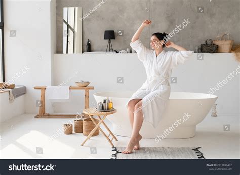 12 339 Naked woman in bathroom 图片库存照片和矢量图 Shutterstock