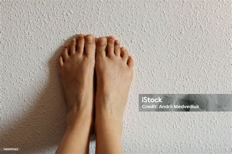 Subungual 혈종이있는 여성 발 외상으로 인한 검은 발톱 곰팡이 감염 화학 요법 손발톱 진균증 발톱의 황변을 일으키는 곰팡이 감염으로 고통받는 사람 복사 공간 발톱에