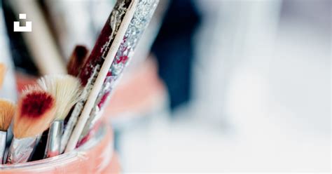 흰색과 갈색 페인트 브러시 사진 Unsplash의 무료 아티스트 페인팅 이미지
