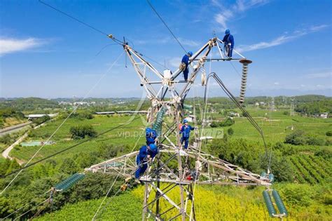 四川绵阳高空架设输电线路 人民图片网