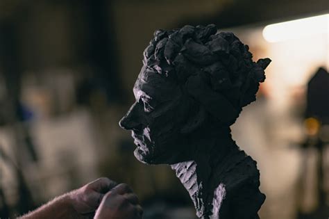 남자 조각가 조각 가슴 점토 인간 여성 조각을 만듭니다 동상 공예 창조 워크샵 35 39세에 대한 스톡 사진 및 기타 이미지 35 39세 공예 공예 제품 Istock