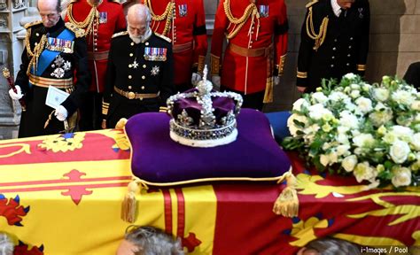The Symbols Of Majesty Resting On Queen Elizabeth Ii S Coffin Royal Central
