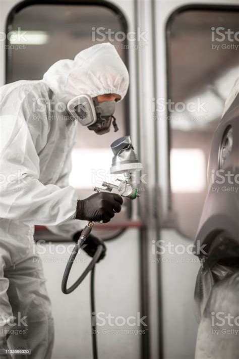 워크샵에서 베이스 코트 페인트와 자동차 부분을 폭파 전문 자동차 화가 가스 압축기에 대한 스톡 사진 및 기타 이미지 가스