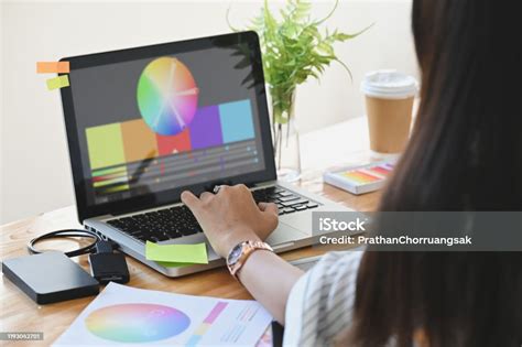그래픽 디자이너 는 테이블에 노트북과 창조적 인 액세서리와 색상을 선택 그리기에 대한 스톡 사진 및 기타 이미지 그리기