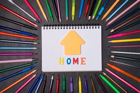 홈 스쿨링 개념 사회적 분열 개념 칠판에 고립 된 홈 워드 하우스 모양의 메모와 빈 노트북 주위에 펜과 연필의 오버 헤드 보기 사진 상단 0명에 대한 스톡 사진 및 기타