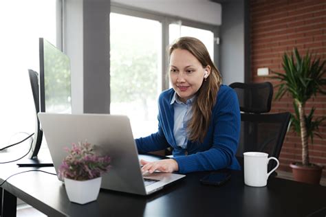 노트북 컴퓨터와 보조 모니터를 사용하여 집에서 원격으로 공부하는 성인 학생 모임에 대한 스톡 사진 및 기타 이미지 모임 여자 컴퓨터 Istock