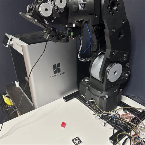Robotic Arm With Object Detection