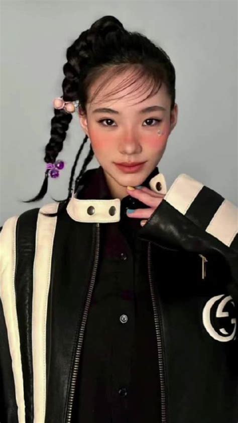 小s二女儿莉莉真的是多才多艺，不仅长相大气，身材比例也很好新浪新闻