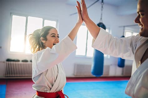 성공적인 교육 후 하이파이브를 하는 두 명의 젊은 가라데 학생 2명에 대한 스톡 사진 및 기타 이미지 2명 Karate Kata 가라테 Istock