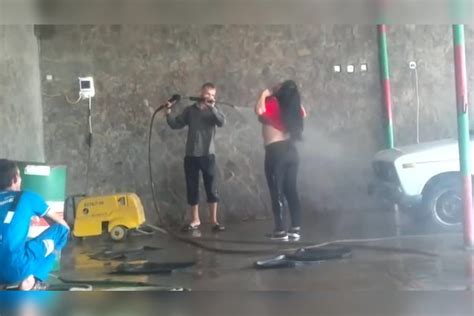 大热天妹子去洗车场洗车，洗完车后顺便把自己也洗了！洗车大热天妹子