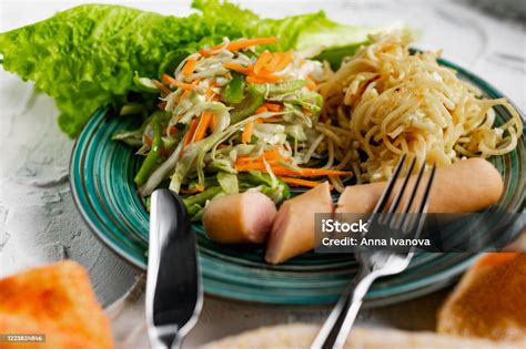 계란과 고기 소시지를 곁들인 구운 파스타 스파게티 옆에 잎이 있는 접시에 신선한 채소 샐러드 0명에 대한 스톡 사진 및 기타 이미지 Istock