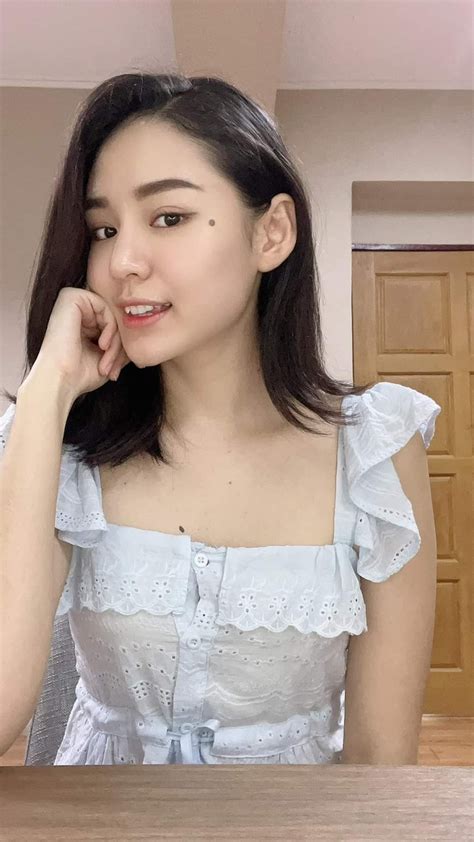 မပြင်ဆင်ထားတဲ့ အိမ်နေရင်းပုံစံလေးနဲ့ ဖြူဖွေးလှပတဲ့ မျက်နှာပေါ်က မ