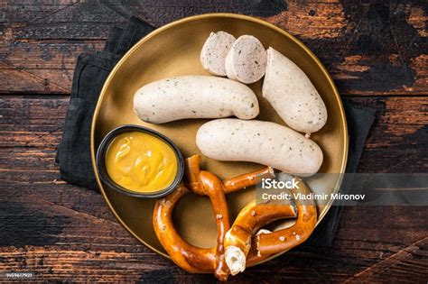 프레첼과 겨자를 곁들인 뮌헨 화이트 소시지 나무 배경 위쪽 보기 맥주 축전에 대한 스톡 사진 및 기타 이미지 맥주 축전 뮌헨 0명 Istock