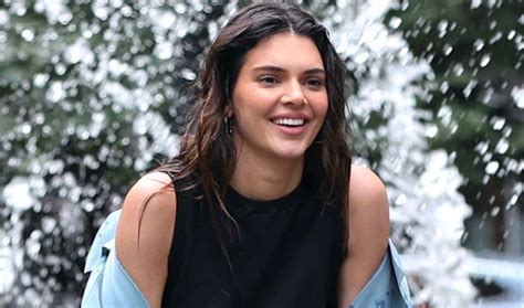 Kendall Jenner Breaks The Internet With Topless Makeup Free Photo