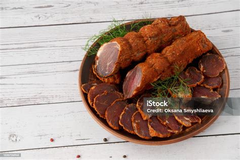 수제 육수 말린 고기 또는 나무 배경에 향신료와 빌통 맥주 스낵 컨셉 선택적 초점 복사 공간 0명에 대한 스톡 사진 및 기타 이미지 Istock