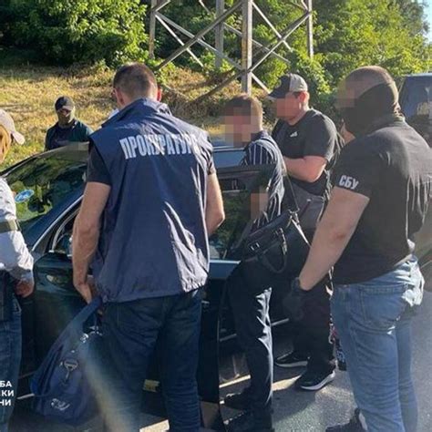 Посадовець міграційної служби незаконно робив документи нелегалам з росії ФОТО Insider Media