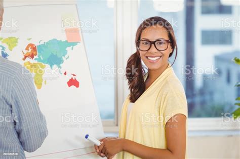화이트 보드에 세계 지도 근처에 서 하는 남성 동료와 함께 실업 하얀 칠판에 대한 스톡 사진 및 기타 이미지 하얀 칠판 사무실 지도 Istock