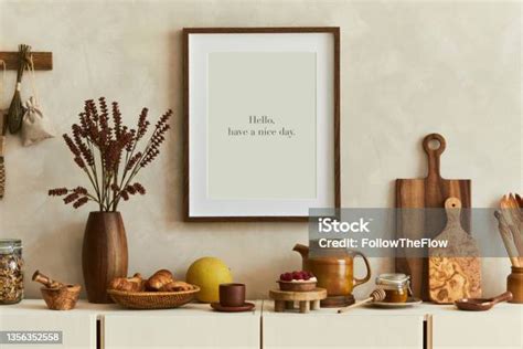 모의 포스터 프레임 베이지 색 나무 사이드 보드 식물 및 복고풍에서 영감을 얻은 액세서리가있는 세련되고 현대적인 주방 인테리어 구성 템플렛 가을 분위기 0명에 대한 스톡