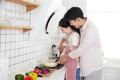 젊은 부부는 부엌에서 요리 사진 무료 다운로드 Lovepik