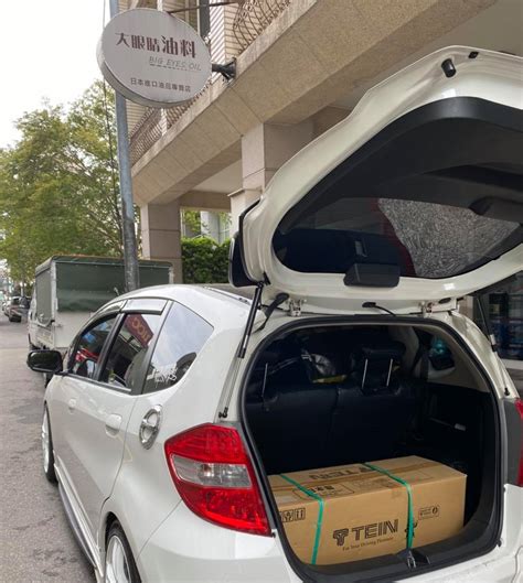 大眼睛油料 Honda Fit來直上小綠綠囉～ 這台車目前沒什麼日本製的避震器能選 用tein Fz是最棒的