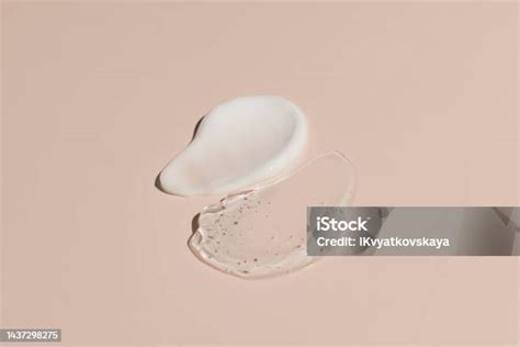 젤과 크림 더블 텍스처 스와치 스와치 베이지색 배경에 번짐 투명 달팽이 뮤신 세럼 스킨 케어 제품 스트로크 플랫 레이 히알루론산