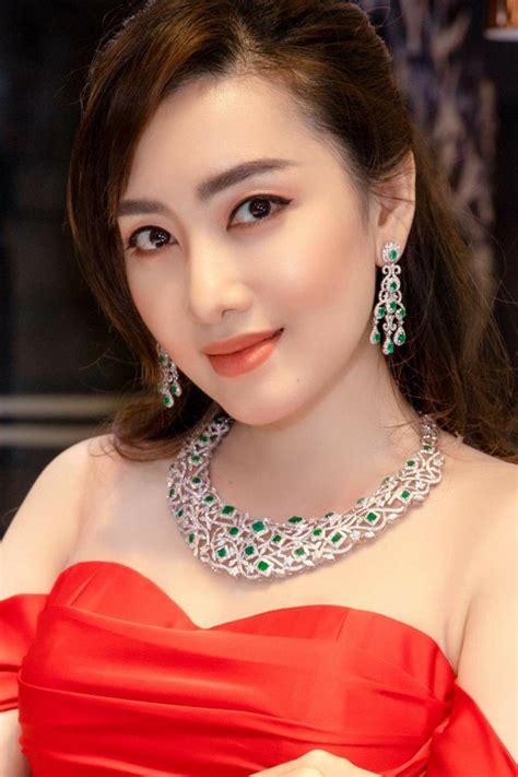 တန်ဖိုးကြီး လက်ဝတ်ရတနာတွေနဲ့ ကျက်သရေရှိပြီး ကြွေရက်စရာကောင်းလောက်အောင် လှပချောမောနေတဲ့ ယုသန္တာတင