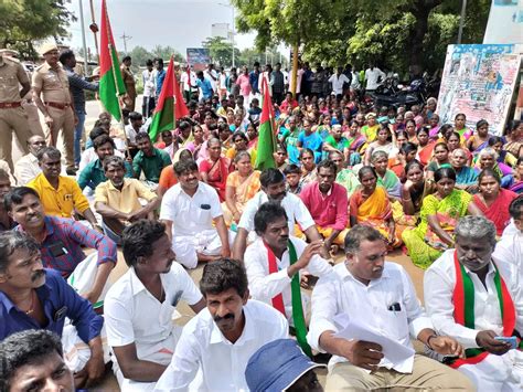தேனி கலெக்டர் அலுவலகம் முன்பு பட்டா கேட்டு பொதுமக்கள் தர்ணாவில் ஈடுபட்டனர் பட்டா கேட்டு