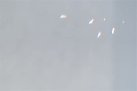 밝은 배경에 오버레이 모형을 위한 크리스탈 빛 반사 무지개 홀로그램 그림자 모형 무지개 빛깔의 프리즘 벽지 추상 프리즘 반사 렌즈 효과를 통해 새는 광선 0명에 대한 스톡