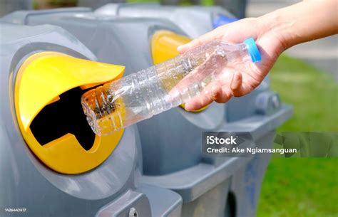 페페병을 탱크에 폐기하십시오 남자는 유해 폐기물처럼 처리하기 위해 별도의 쓰레기로 쓰레기통에 쓰레기를 던져 감소에 대한 스톡 사진 및 기타 이미지 Istock