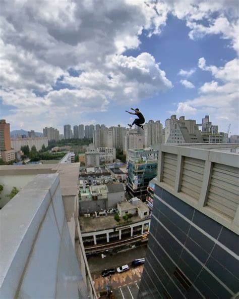 파쿠르 코치 김지호 자전거로 제주도 한 바퀴를 돌면서 즉흥 파쿠르를 병행하고 있다 페달을 부지런히 밟았다 스쳐 지나가듯 어떤 사물이 눈에 띄면 그 즉시 멈춰서서