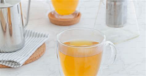 차 한 잔이 테이블 위에 놓여 있습니다 사진 Unsplash의 찻주전자 이미지