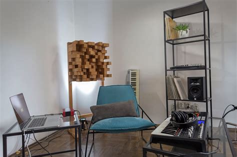 녹음을 위한 집에서 전문 디지털 스튜디오 그는 악기와 Midi 컨트롤러가 있습니다 음악 제작 컨셉 개념에 대한 스톡 사진 및 기타 이미지 Istock