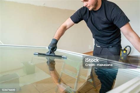 큰 아파트 창문을 청소하는 스퀴지와 스크레이퍼를 사용하는 전문 청소기 남자에 대한 스톡 사진 및 기타 이미지 남자 창문닦이 고무 장갑 Istock