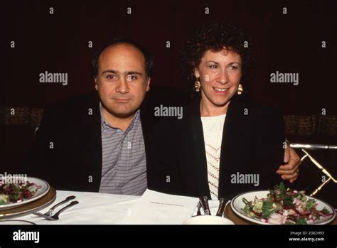 Rhea Perlman E Danny DeVito Circa 1980 S Credit Ralph Dominguez MediaPunch Foto Stock Alamy