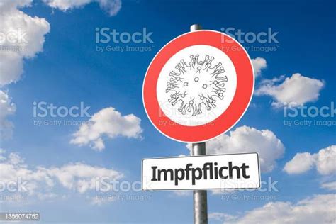 독일어권 국가 개념에서 백신 위임 코로나 바이러스 아래 독일어 텍스트 Impfpflicht와 항목 도로 표지판에 바이러스의 회로도 이미지 Mandate에 대한 스톡 사진 및
