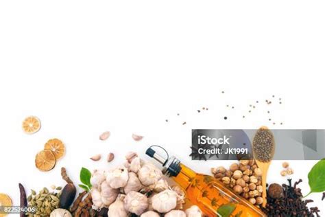 인도 향신료와 허브 흰색 배경 평면도 혼합 인도 향신료와 허브 차이 도자기 디자인 야채 향신료 허브 또는 식품 콘텐츠 복사 공간 흰색 바탕에 그룹 가루로 빻은에 대한 스톡