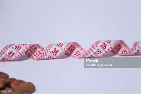 아몬드가 있는 빨간 측정 테이프 다이어트와 건강한 삶의 개념 맨 위 보기입니다 공간을 복사합니다 격리 흰색 배경 가냘픈에 대한 스톡 사진 및 기타 이미지 Istock