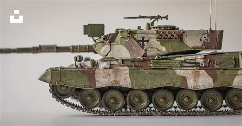Ein Deutscher Panzer Ist In Tarnung Zu Sehen Foto Kostenloses Bild Zum Thema Weißer