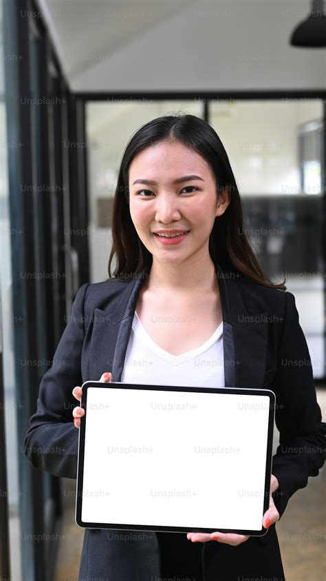 빈 화면이 있는 디지털 태블릿을 보여주는 매력적인 사업가의 초상화 사진 Unsplash의 양복 이미지