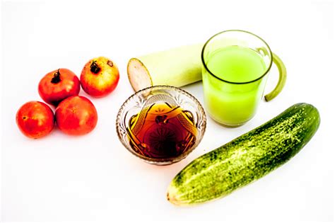 병 조루 얼굴 마스크 또는 오이 펄프잘 병 조주 유리 그릇에 토마토 펄프와 표면에 존재하는 전체 원료와 혼합으로 구성된 흰색에 고립 된 얼굴 팩 건강관리와 의술에 대한 스톡