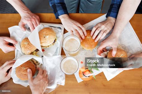 친구 맥주 안경 토스트와 햄버거와 음료 피크닉 지역에서 패스트 푸드파티 및 가정 정원에서 먹는 행복 한 사람들젊은 활동적인 성인에서 식사의 그룹 햄버거에 대한 스톡 사진 및