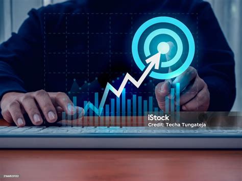 투자 수익률 Roi 비즈니스 성공 이익 재무 개념 컴퓨터로 작업하는 동안 사업가의 손으로 가리키는 디지털 성장 그래프의 큰 대상 아이콘에 대한 화살표 개념에 대한 스톡 사진