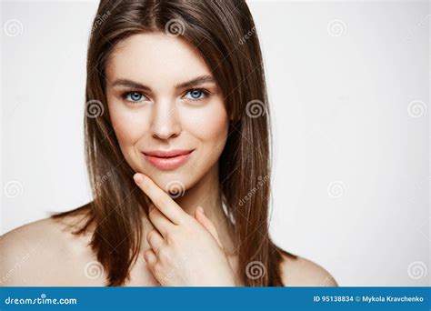 La Giovane Bella Ragazza Nuda Con Naturale Compone Sorridere Esaminando La Macchina Fotografica